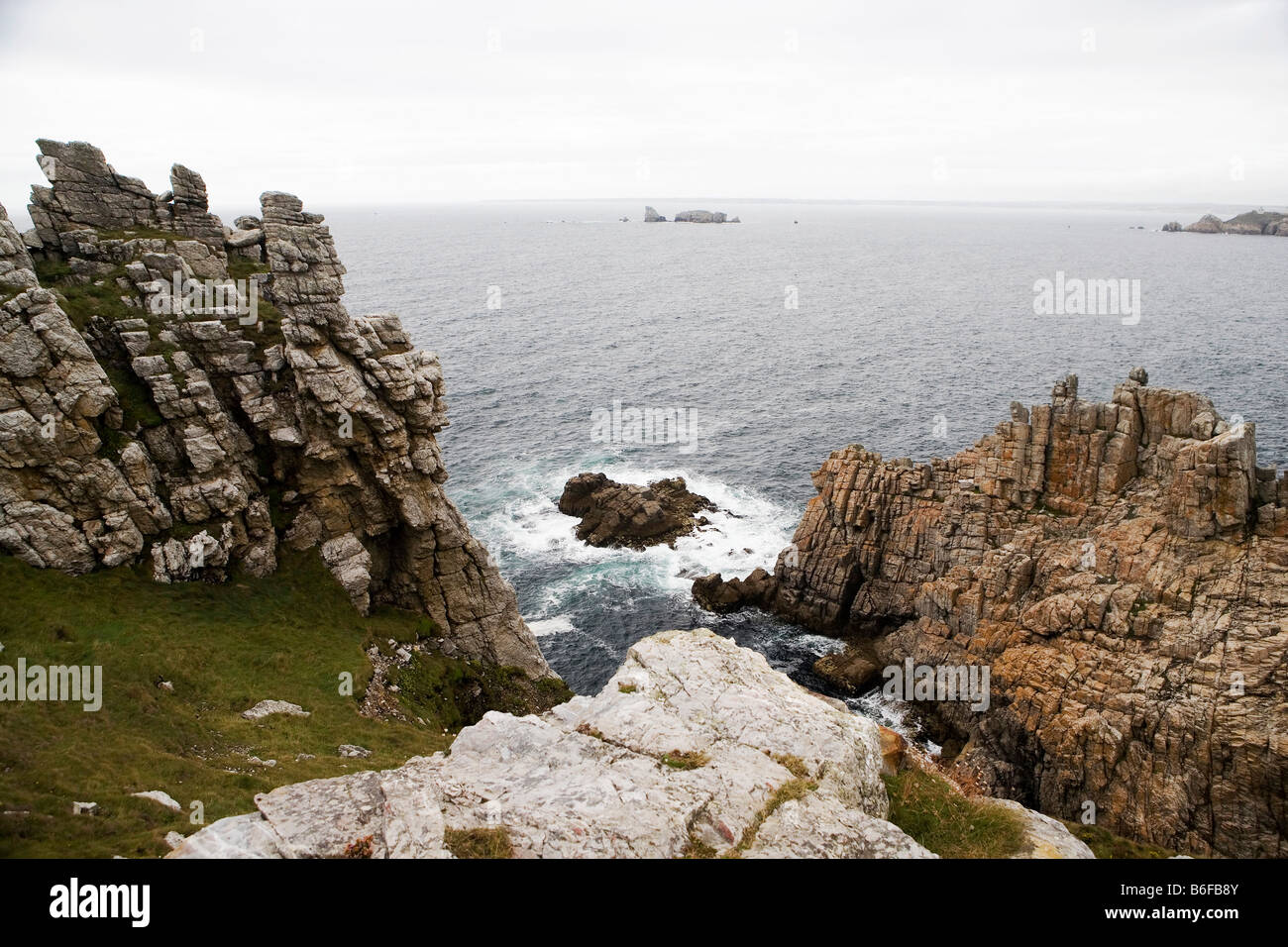 Coastal cliffs at Pointe de Penn-Hir, Crozon peninsula, Finistère ...