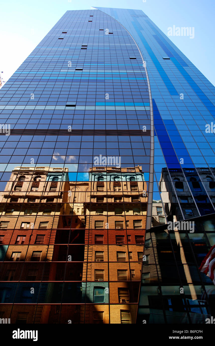 Skyscraper reflection hi-res stock photography and images - Alamy