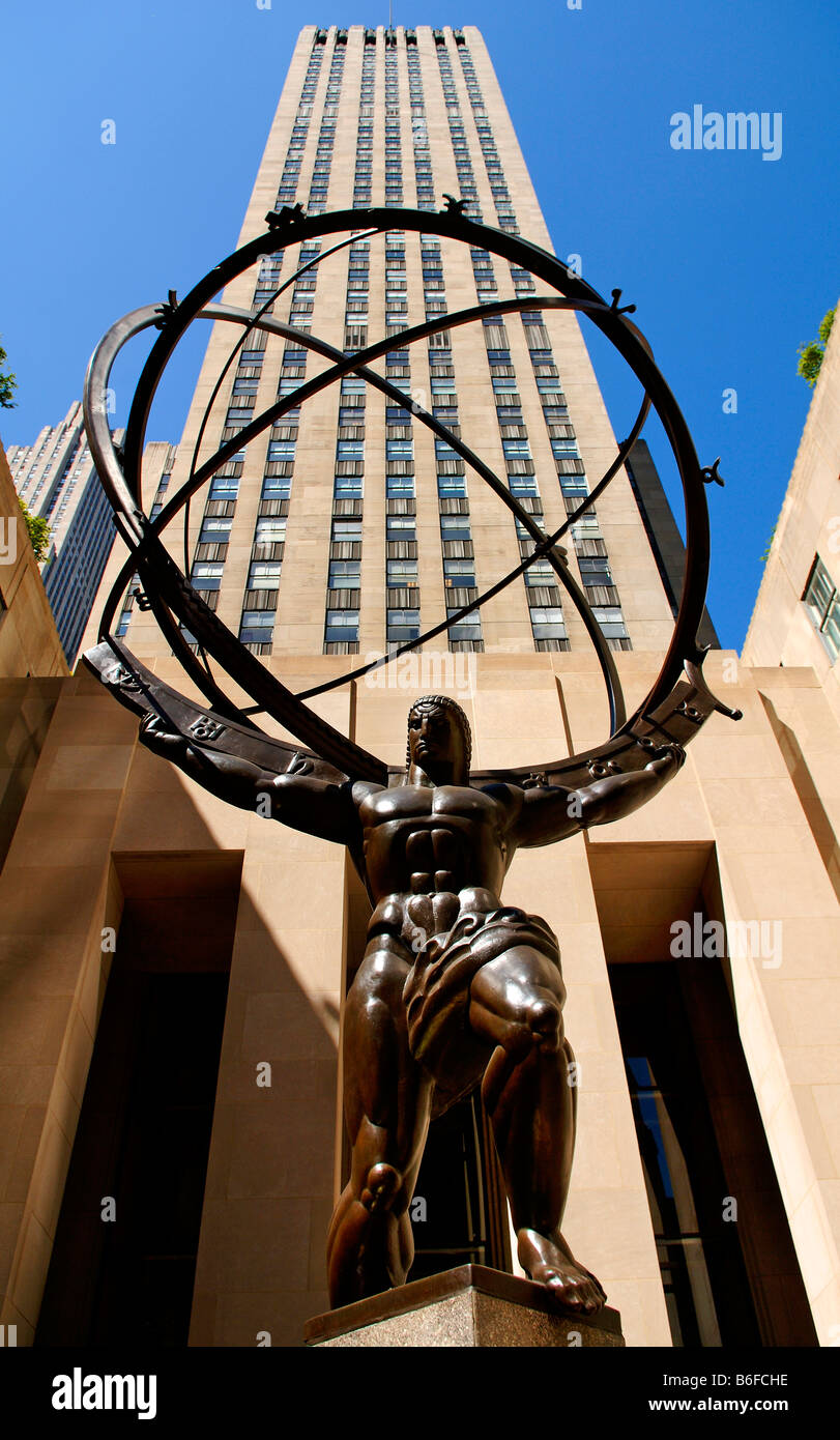 Atlas Statue at the "Rockefeller Center", in the back an office ...