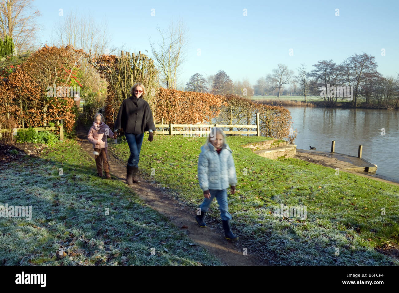 Thames towpath walk winter hi-res stock photography and images - Alamy