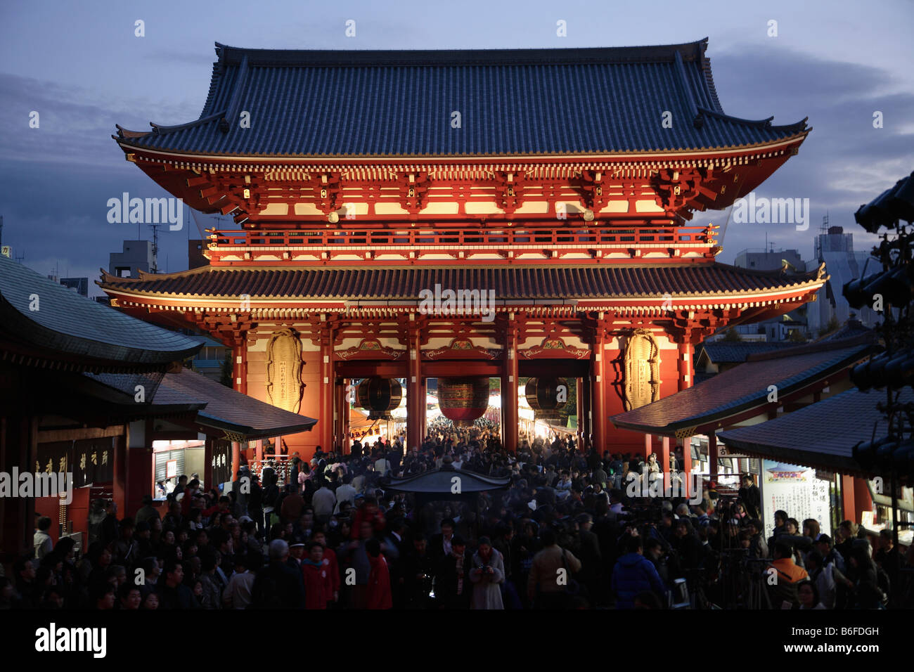 Tokyo temple gate night hi-res stock photography and images - Alamy
