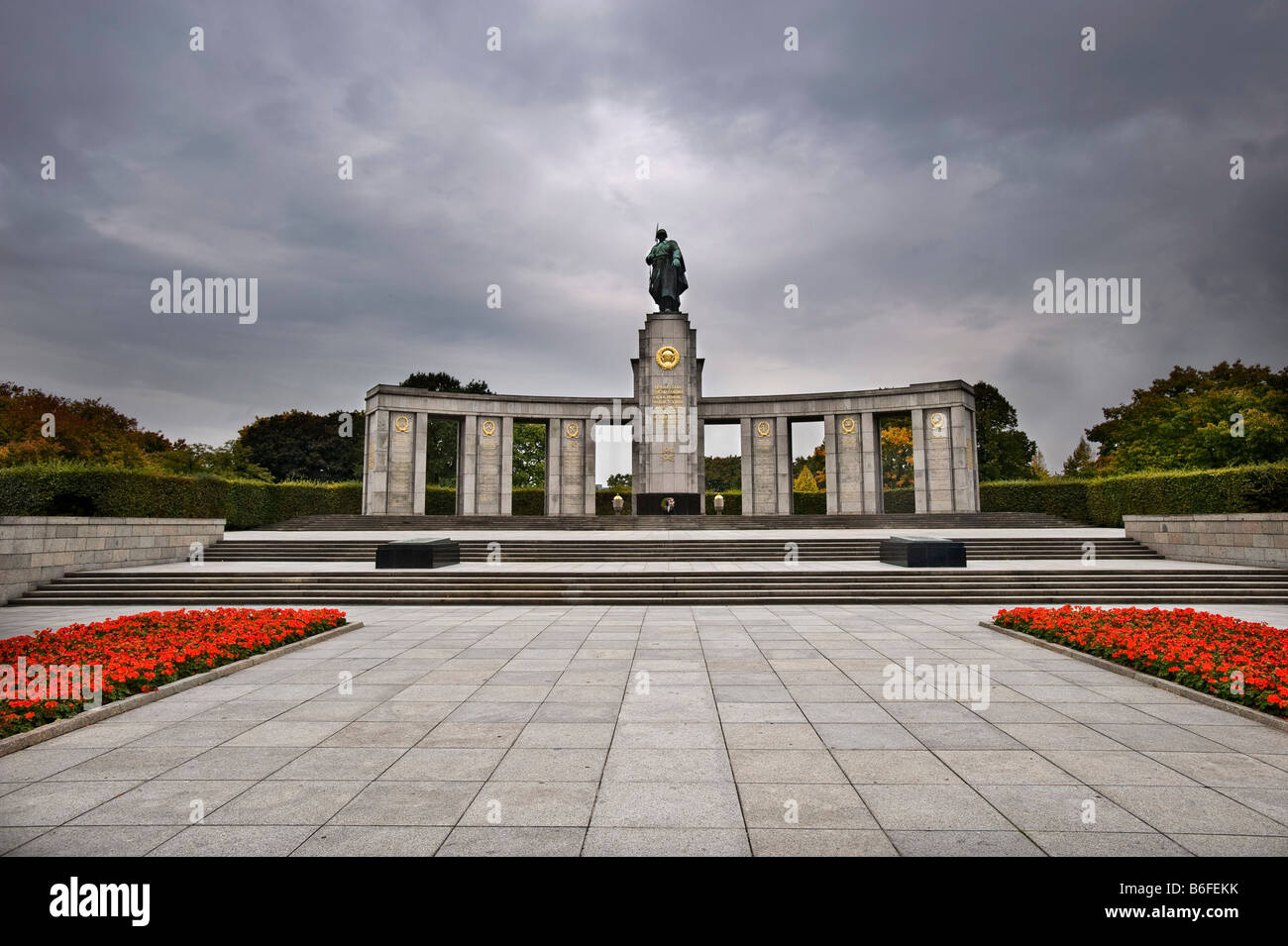 Soviet memorial berlin hi-res stock photography and images - Alamy
