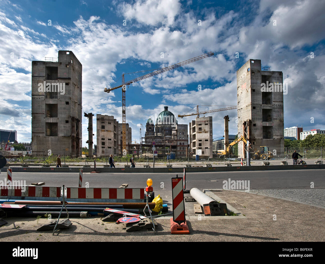 Knock down building construction site hi-res stock photography and ...