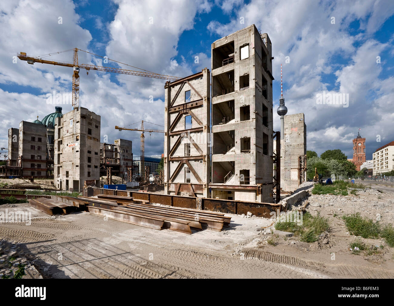 Demolishing Building Demolition Stock Photos & Demolishing Building ...