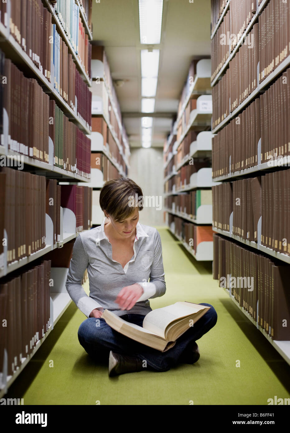 Student in the library Stock Photo - Alamy