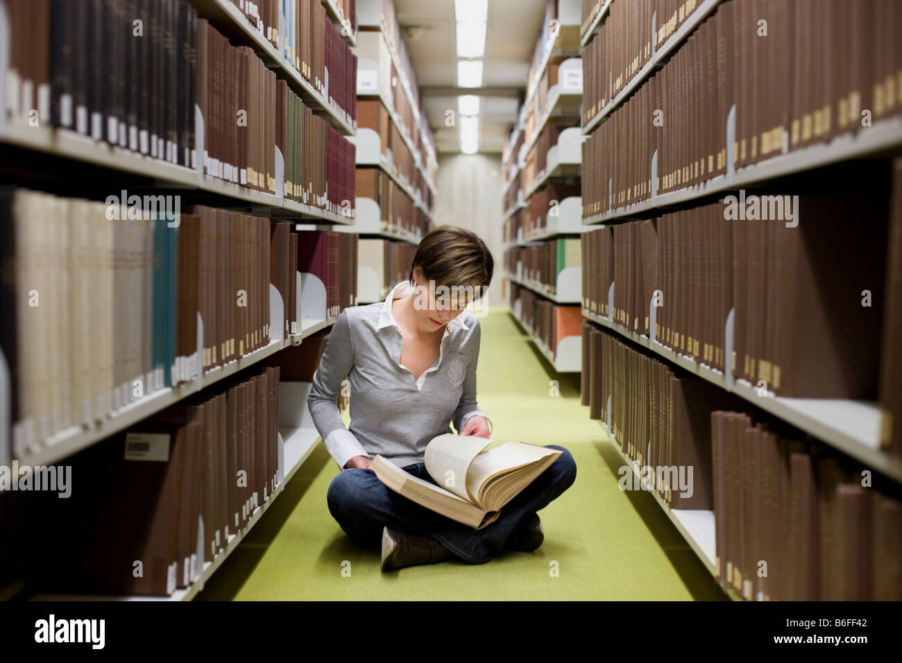 Student in the library Stock Photo - Alamy