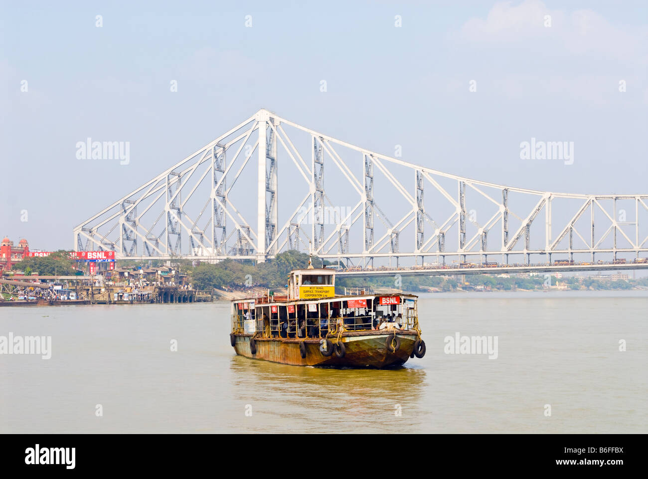 Kolkata. Ferry crossing the River Hooghly Stock Photo - Alamy