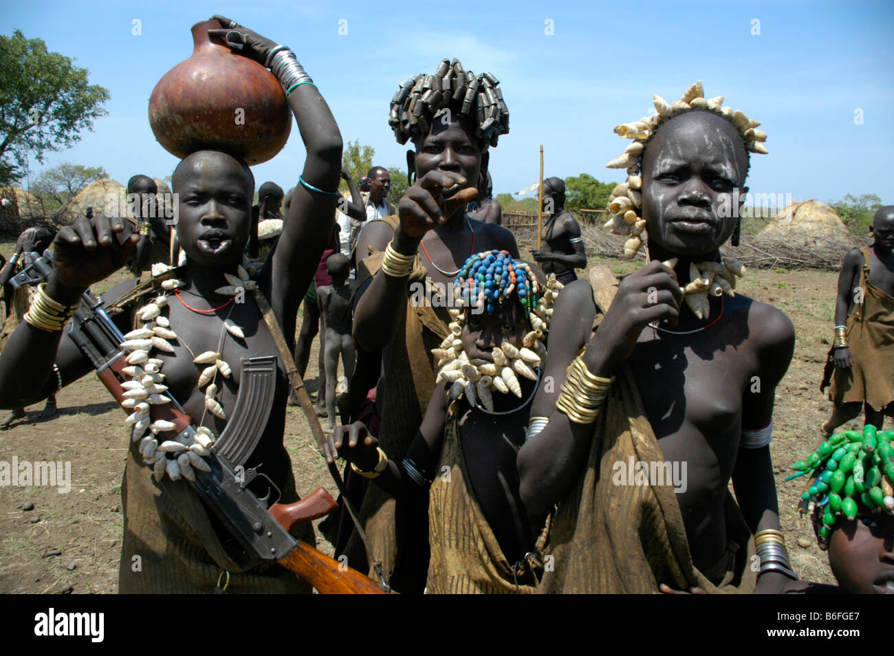 Mursi tribe warriors hi-res stock photography and images - Alamy