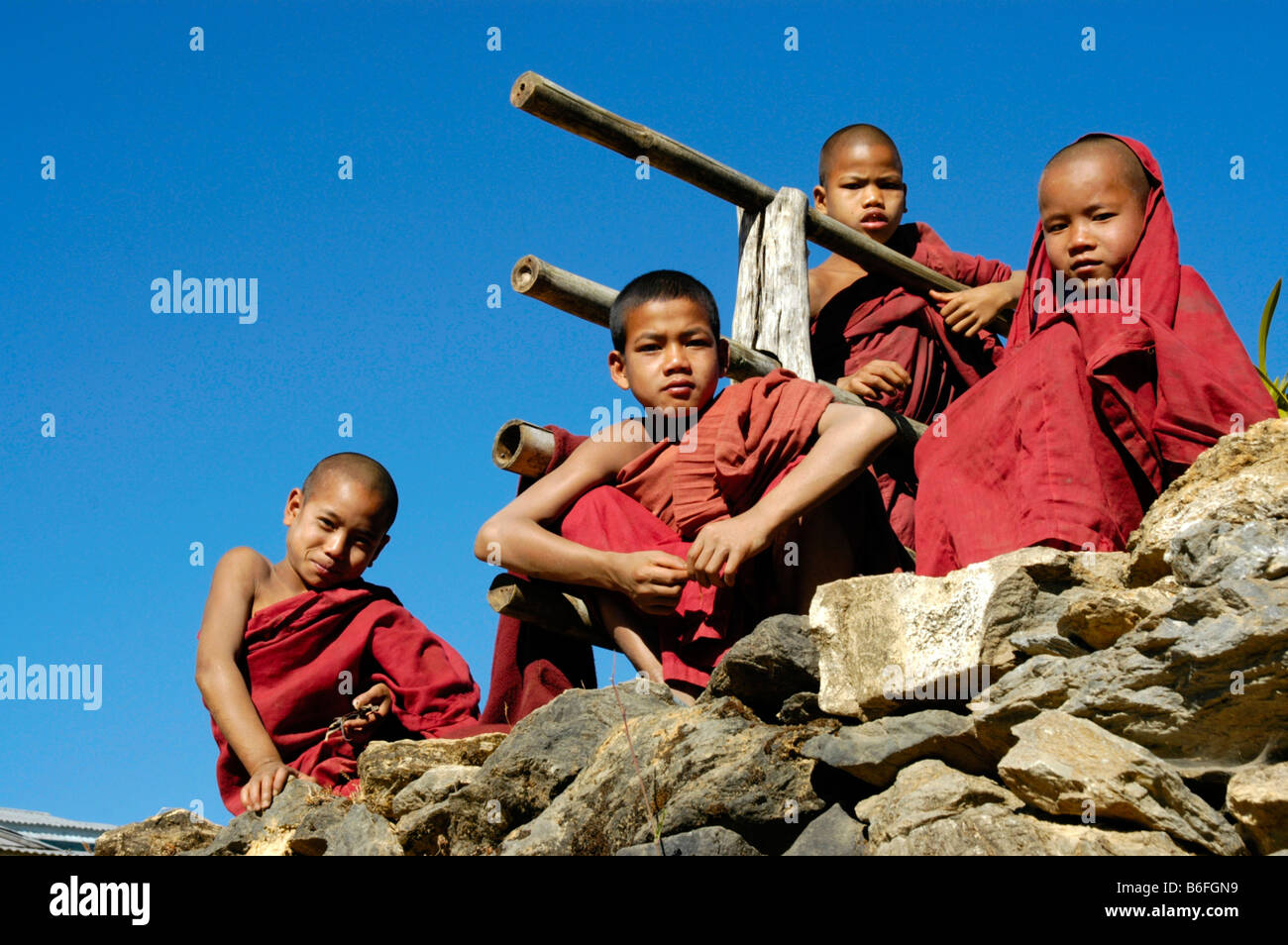 Burmese buddhist monks in red robes hi-res stock photography and images ...