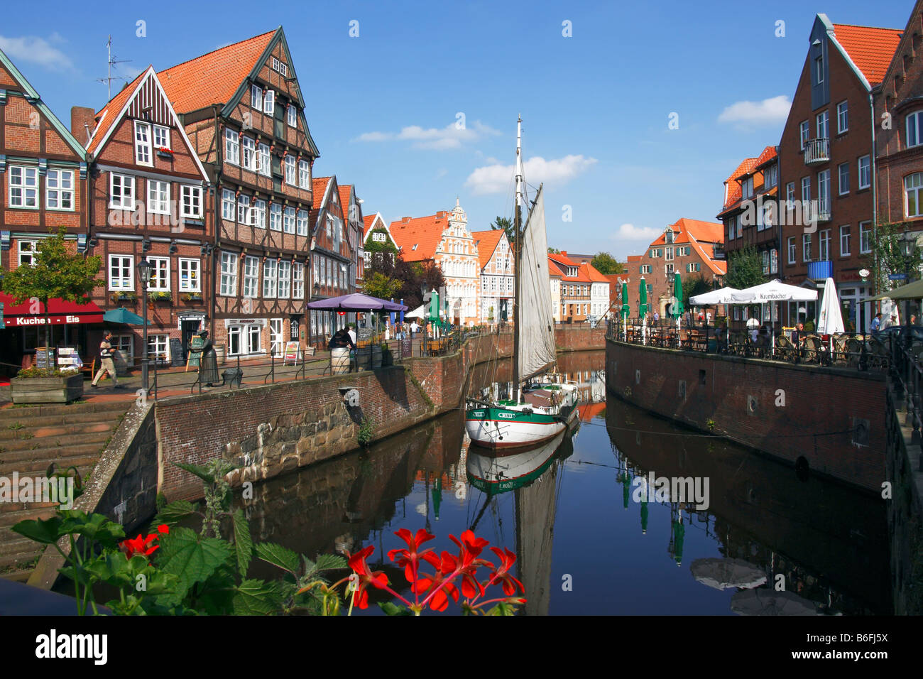 Historic district of Stade, half-timbered houses in the old harbour ...