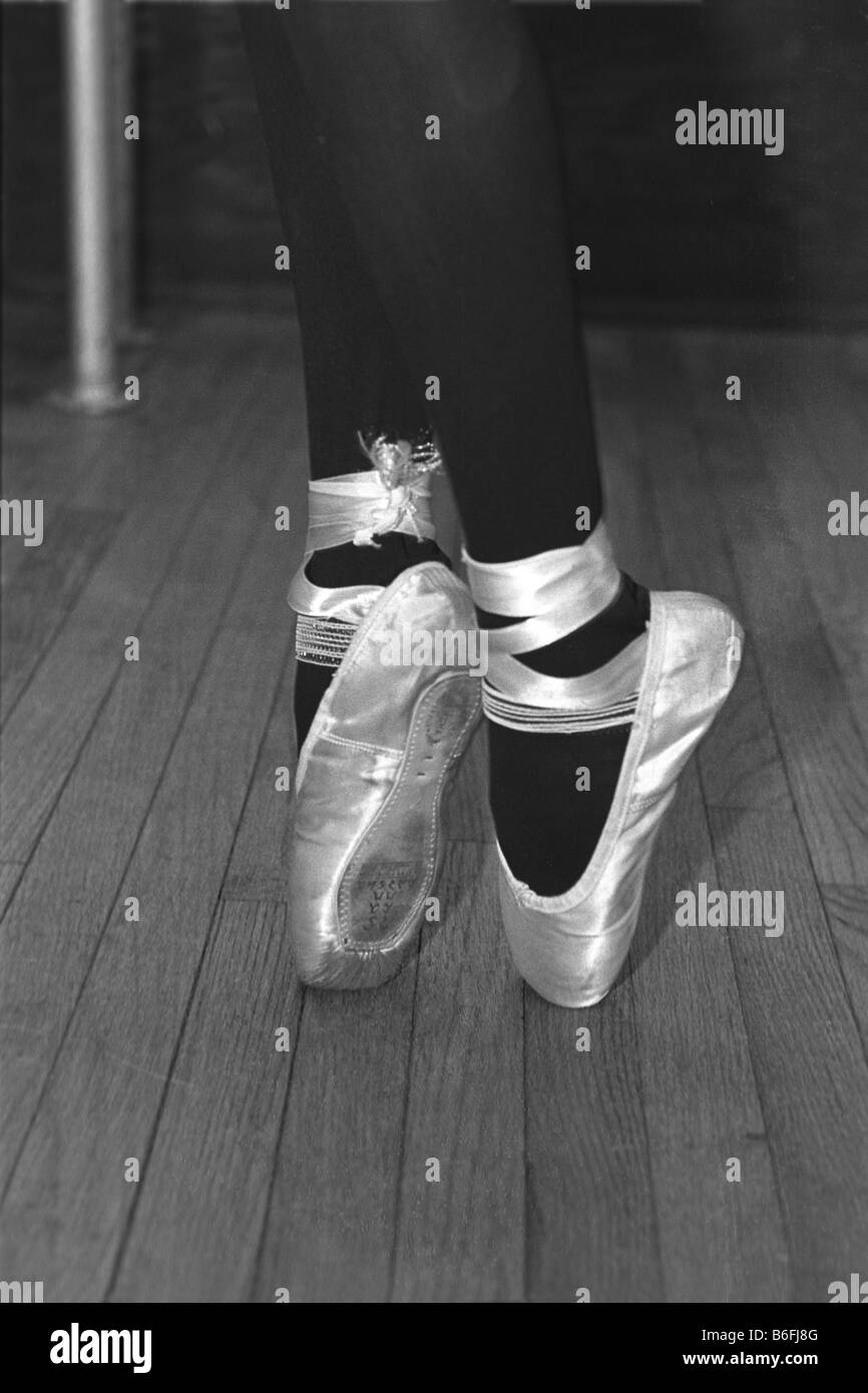 Ballet dancers feet performing ballet hi-res stock photography and ...