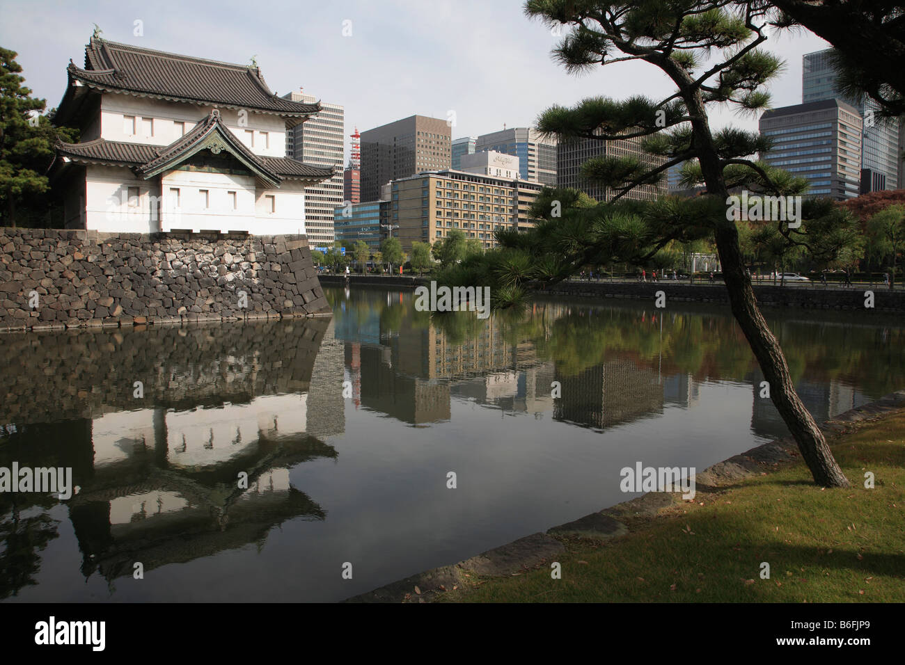 Imperial palace tokyo moat hi-res stock photography and images - Alamy