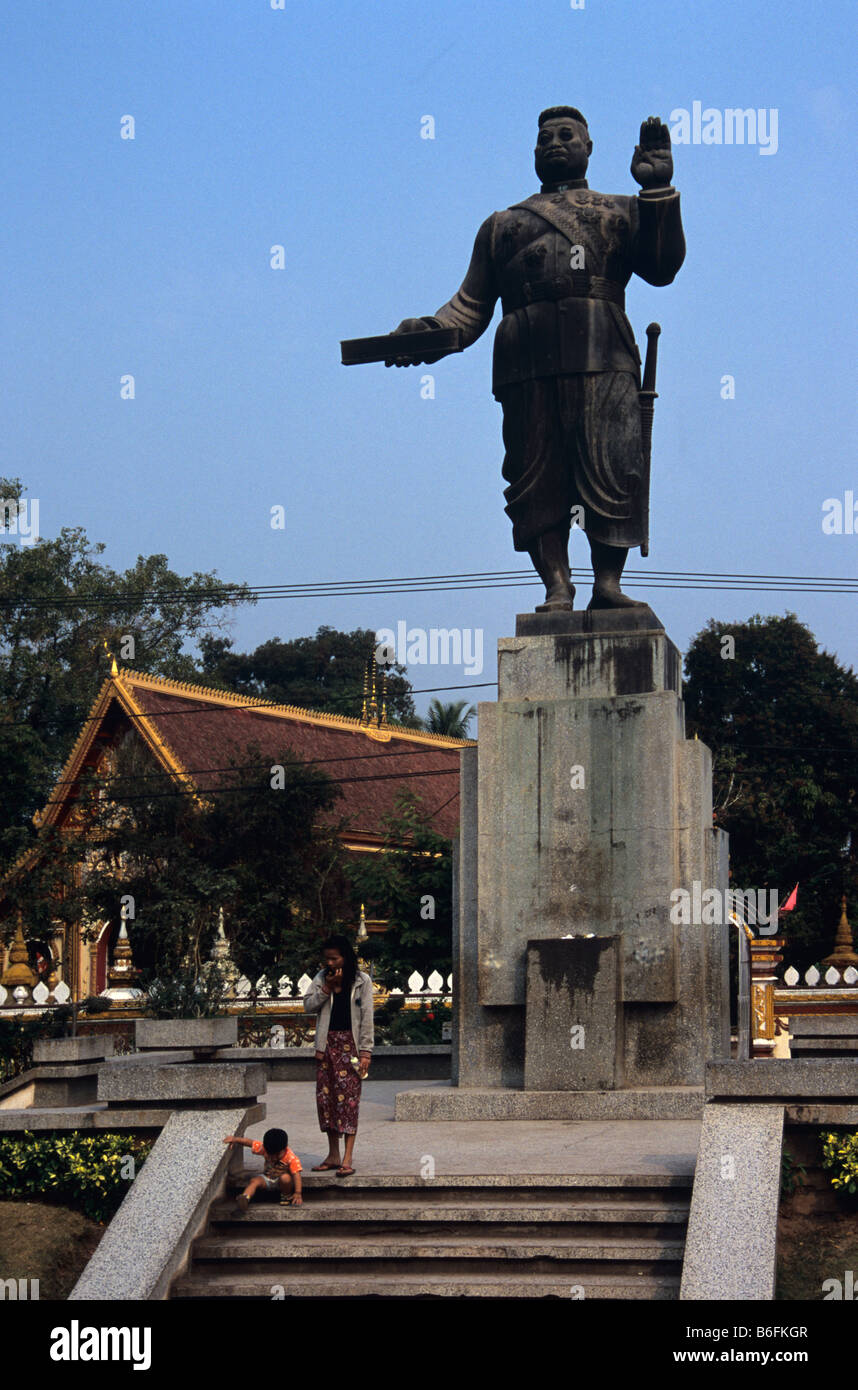 Statue of Laotian King Sisavang Vong (1904-59), Vientiane, Laos Stock ...