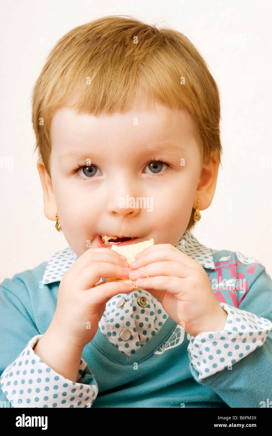 Little kids eating snacks hi-res stock photography and images - Alamy
