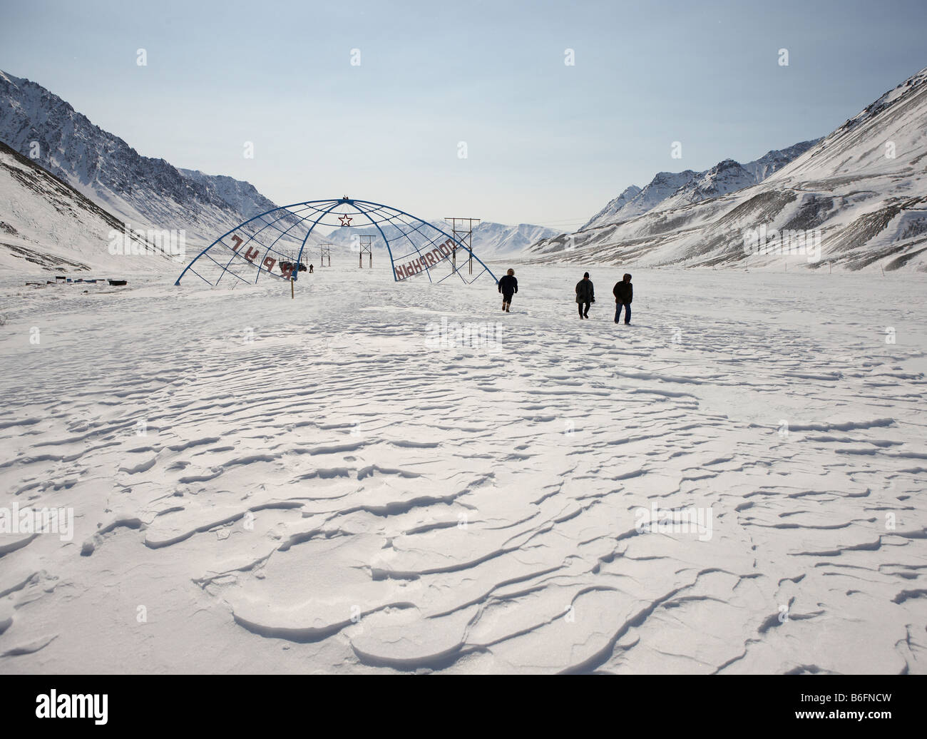 People walking by arch monument in Arctic Circle, Iultin Region ...