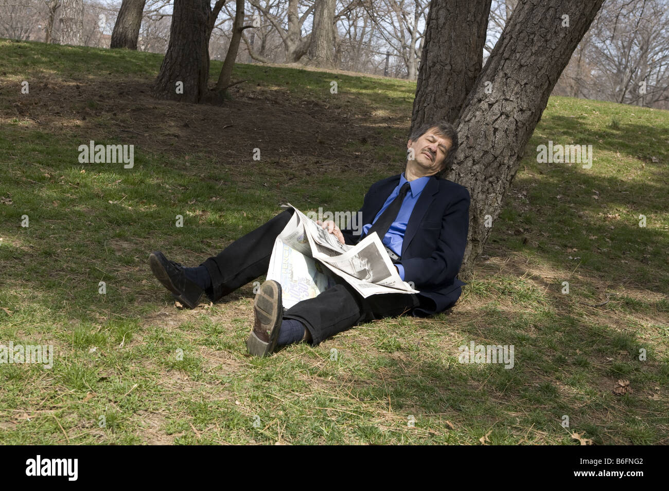 Man sleeping under tree hi-res stock photography and images - Alamy