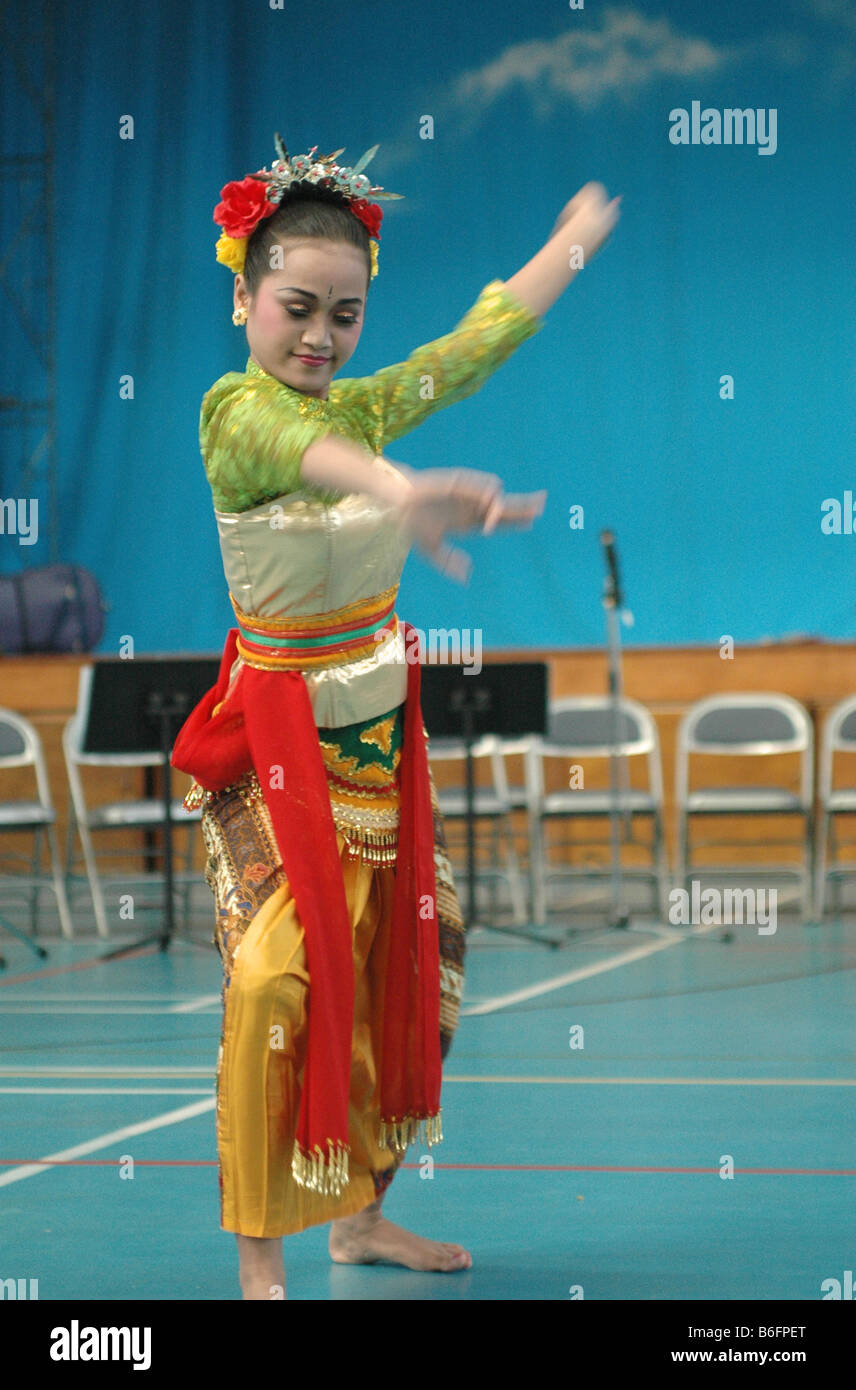 Indonesian dancer hi-res stock photography and images - Alamy