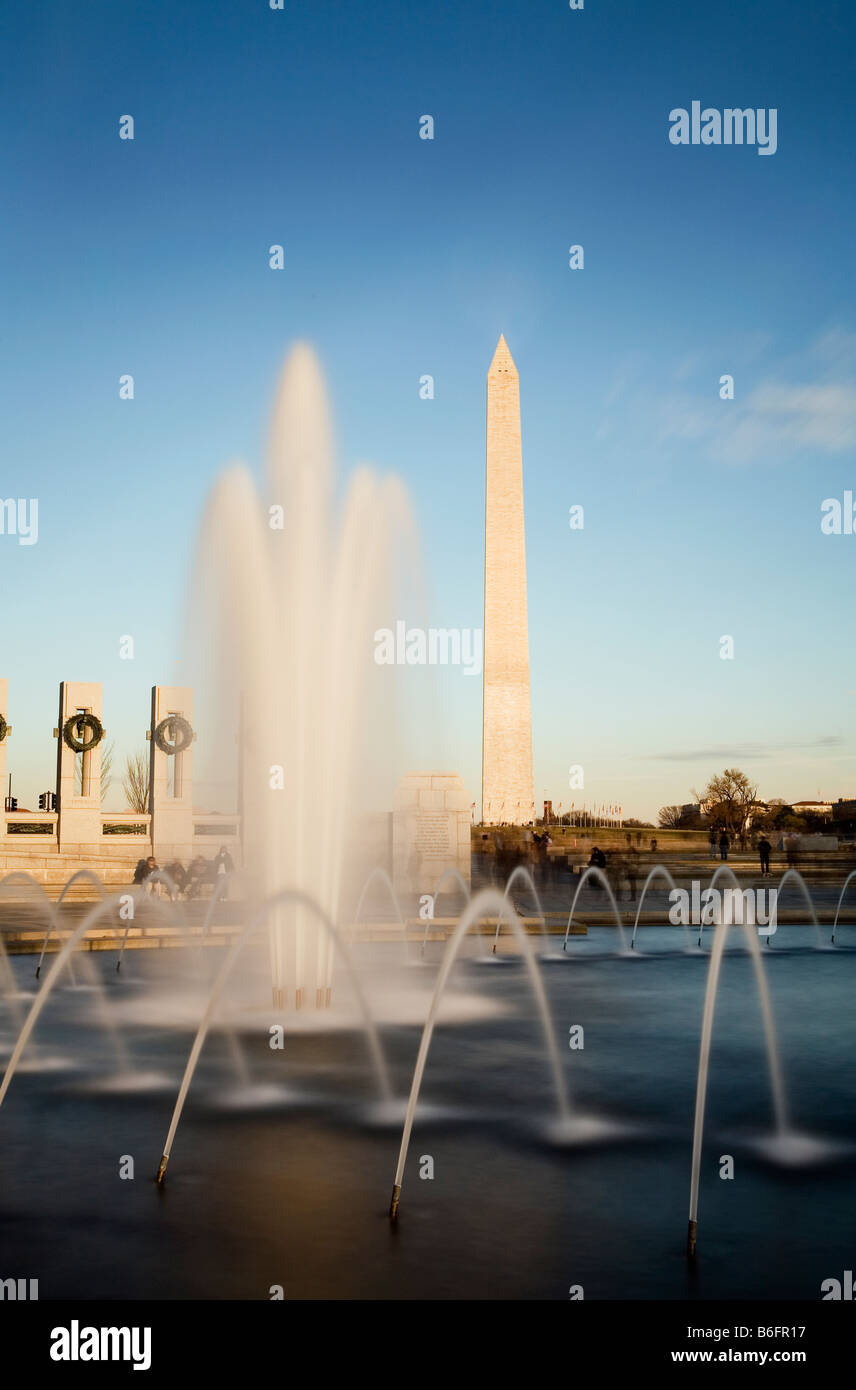 world war II memorial with washington monument Stock Photo - Alamy