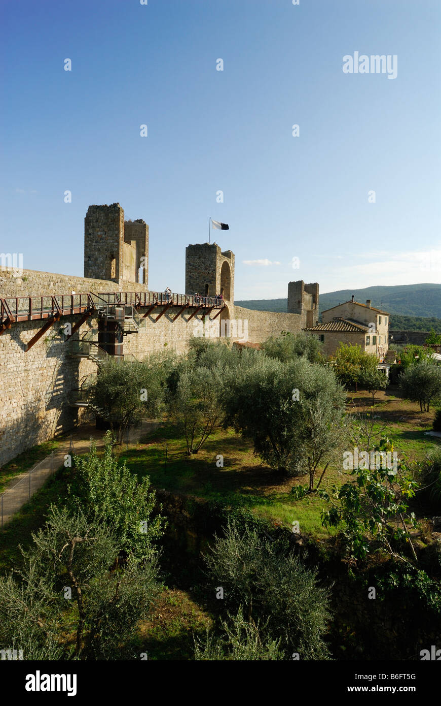 Monteriggioni Tuscany Italy Medieval walls surrounding Monteriggioni ...