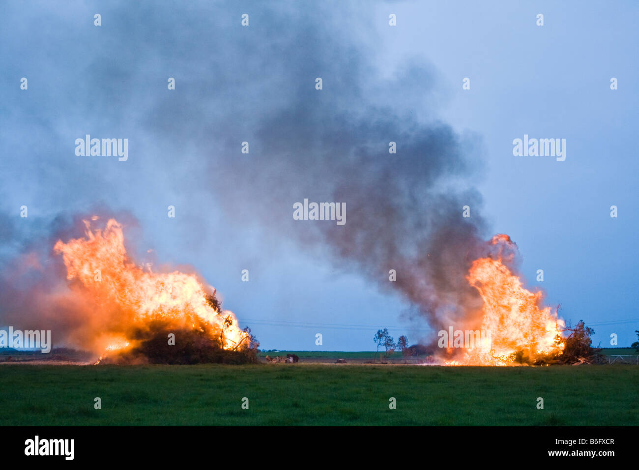 Bonfire night in the country Stock Photo - Alamy