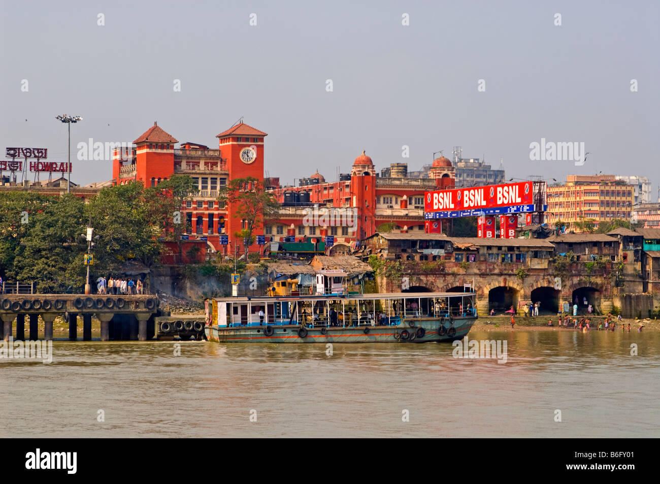 Kolkata railway station hi-res stock photography and images - Alamy
