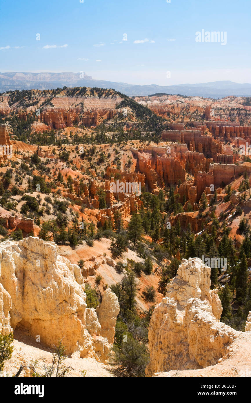 The Hoodoo rock formations as seen from Fairyland Point in Bryce Canyon ...