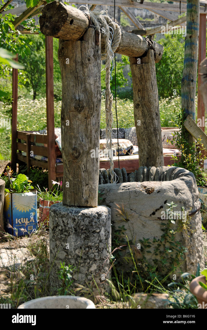 Circular stone well hi-res stock photography and images - Alamy