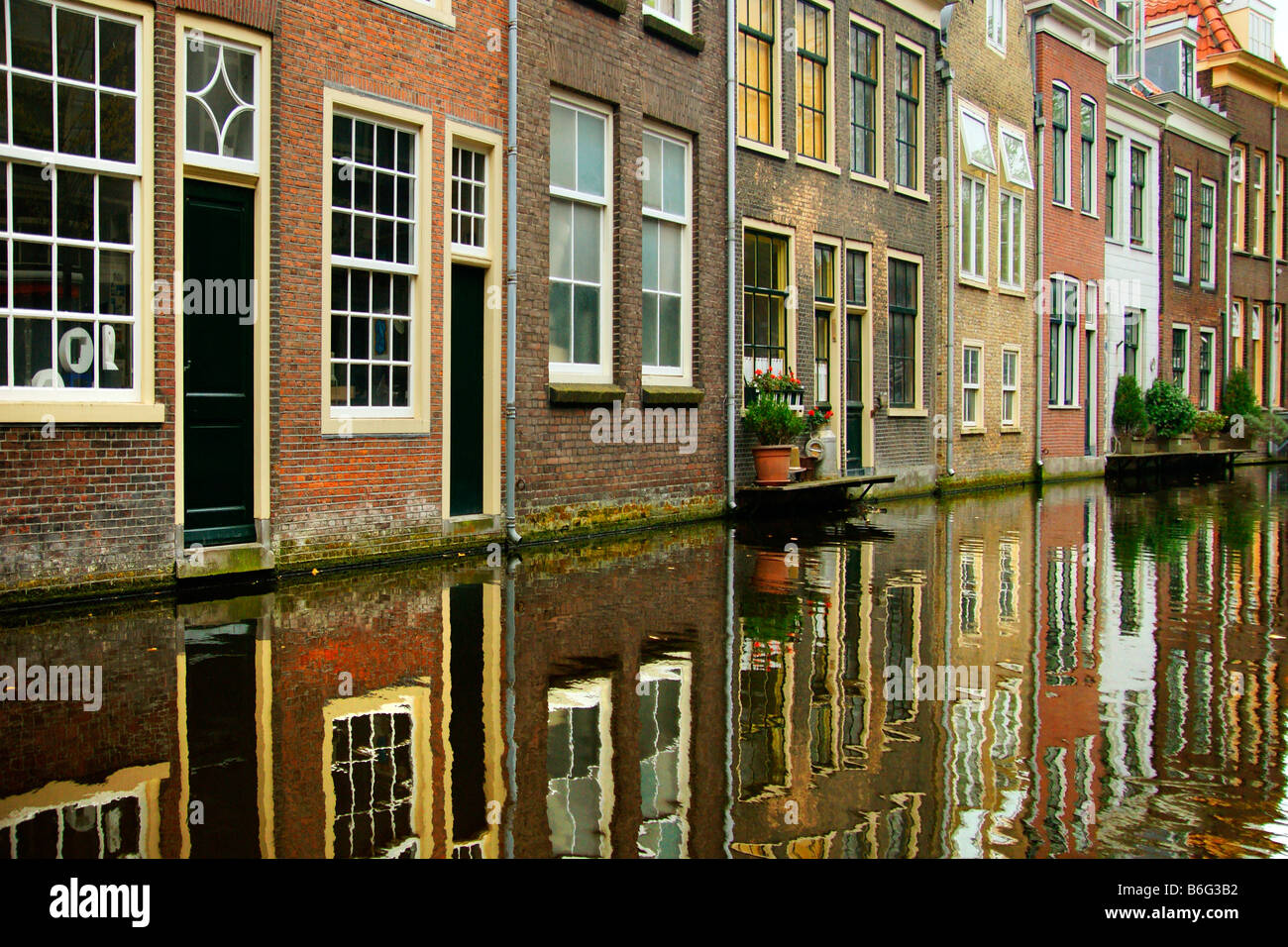 Houses in delft hi-res stock photography and images - Alamy