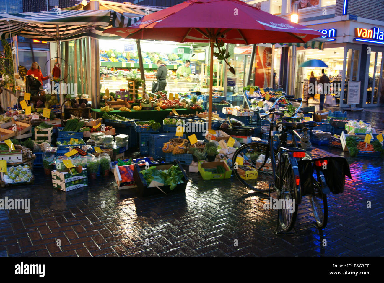Night vegetable street stall booth shop selling vegetables in dark ...