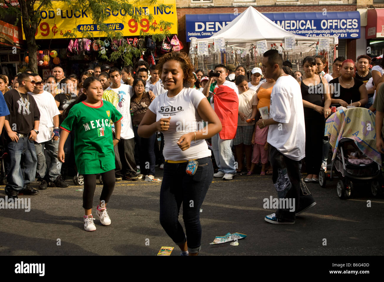 Teen street dance group hi-res stock photography and images - Alamy