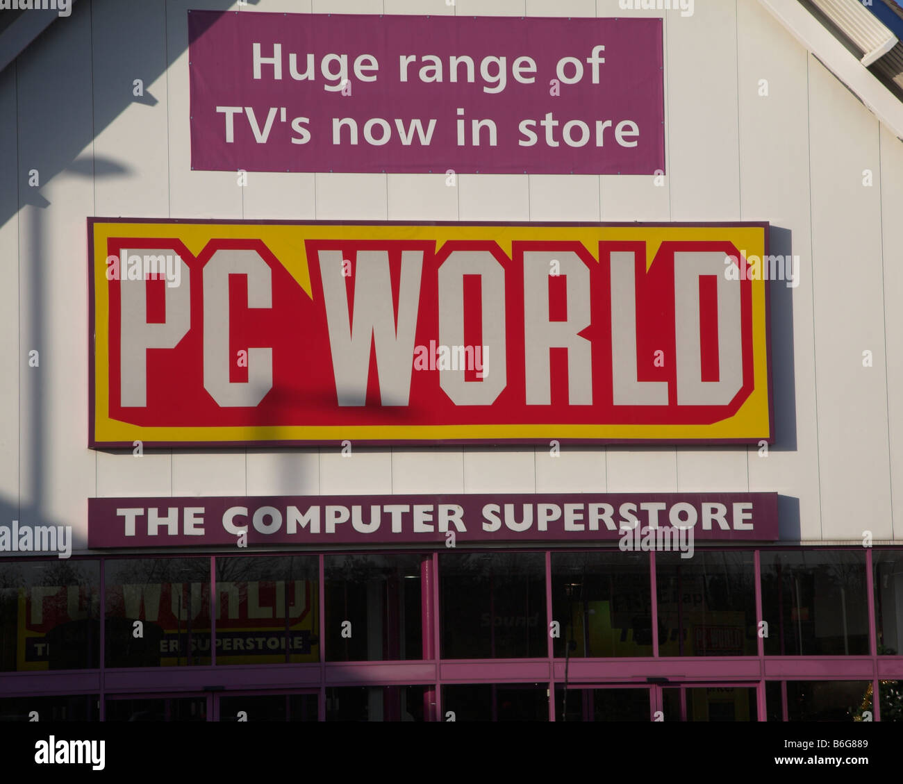 Pc world computer store sign hi-res stock photography and images - Alamy