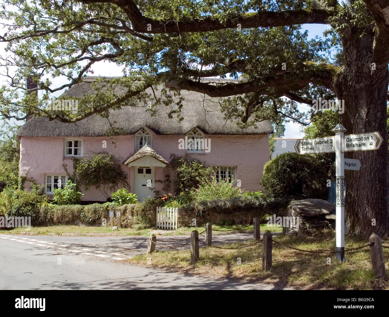 Traditional Devon cob and thatch cottage at Waddeton,Devon Stock Photo ...