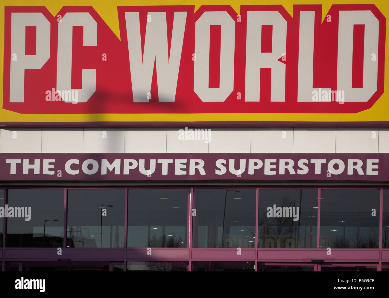 Pc world computer store sign hi-res stock photography and images - Alamy