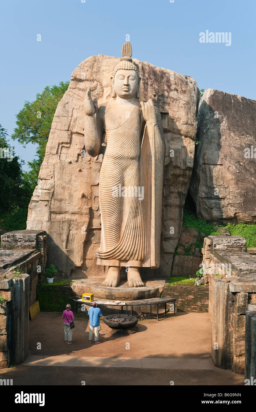 The giant standing Aukana Buddha, Aukana, Sri Lanka Stock Photo - Alamy