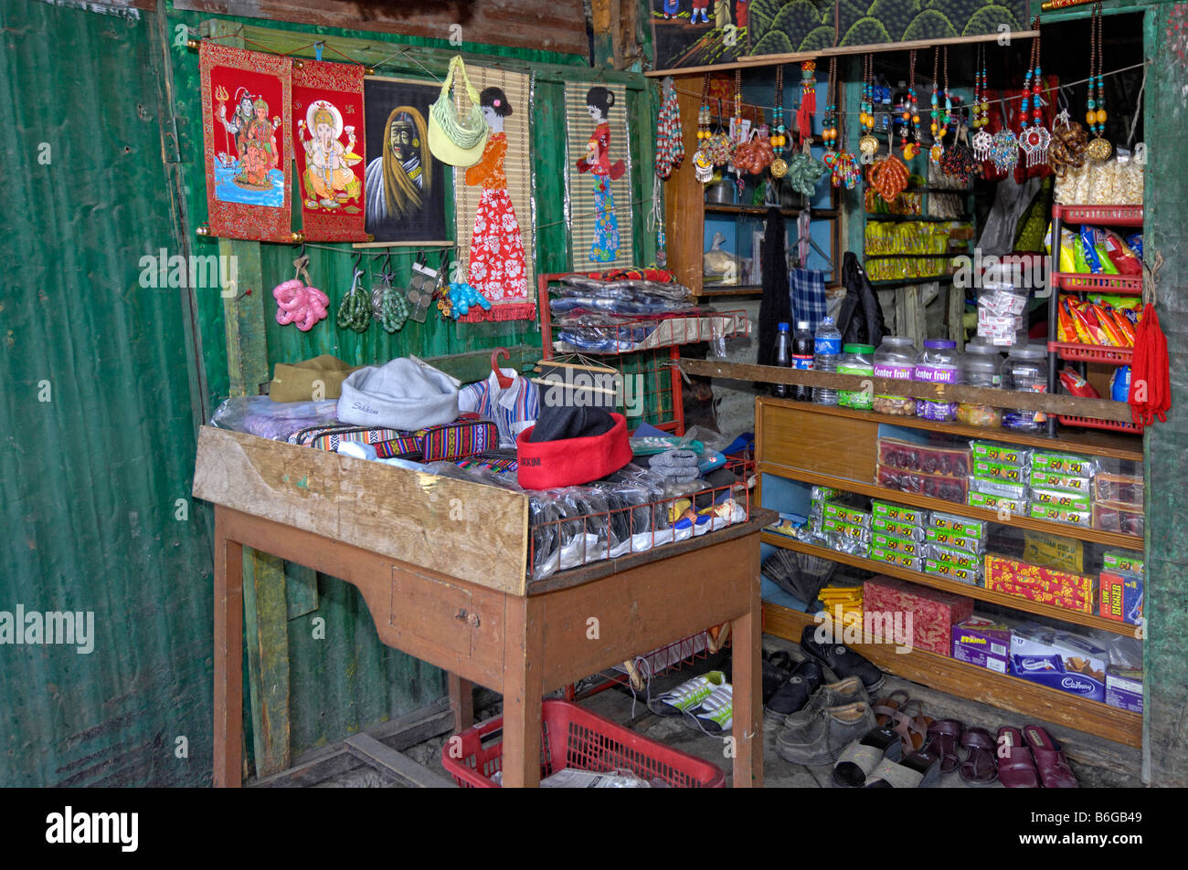 Souvenir gift shop Stock Photo - Alamy