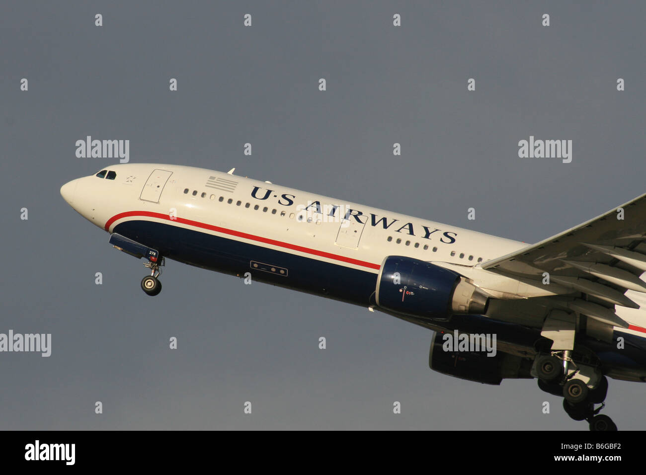 Us airways a330 flying hi-res stock photography and images - Alamy