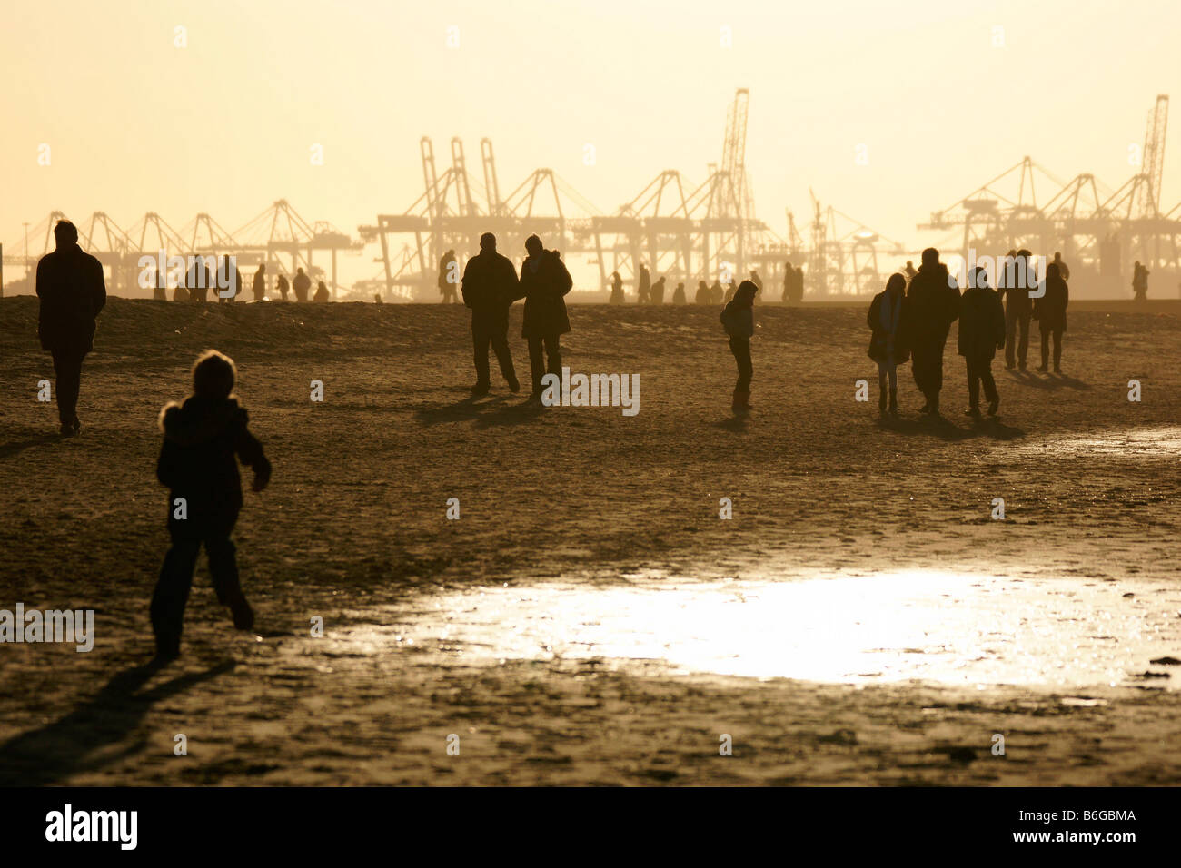 Seaside people silhouette hi-res stock photography and images - Alamy