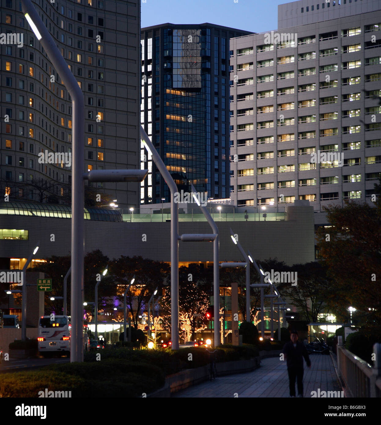 Tokyo night scene hi-res stock photography and images - Alamy