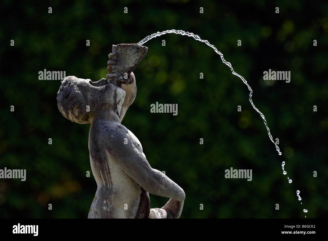 Water fountain statue hi-res stock photography and images - Alamy