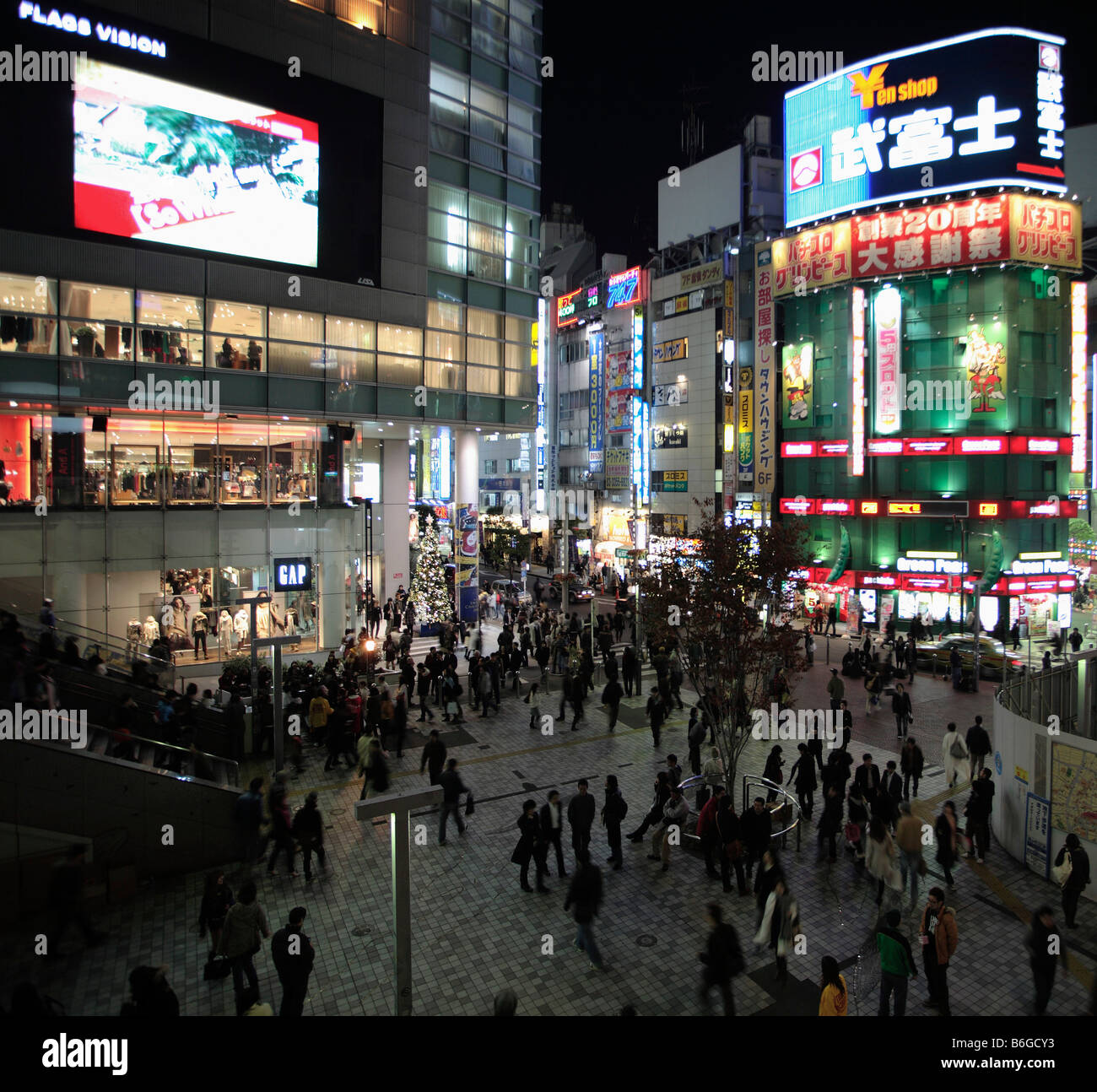 Night street scene hi-res stock photography and images - Alamy