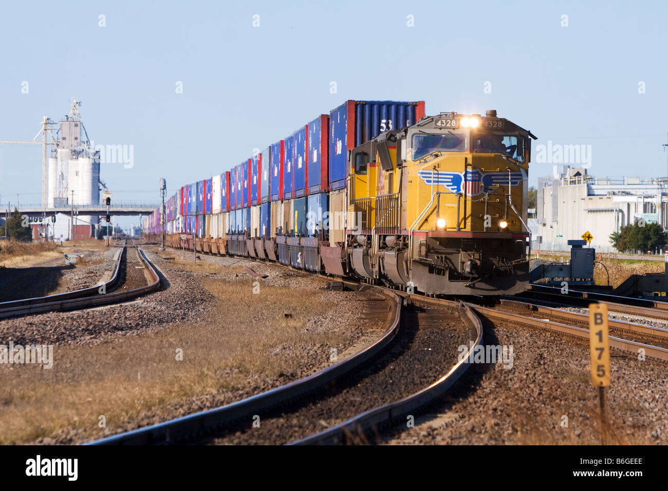 An eastbound Union Pacific intermodal freight train rolls through Gibbon, NE Stock Photo - Alamy