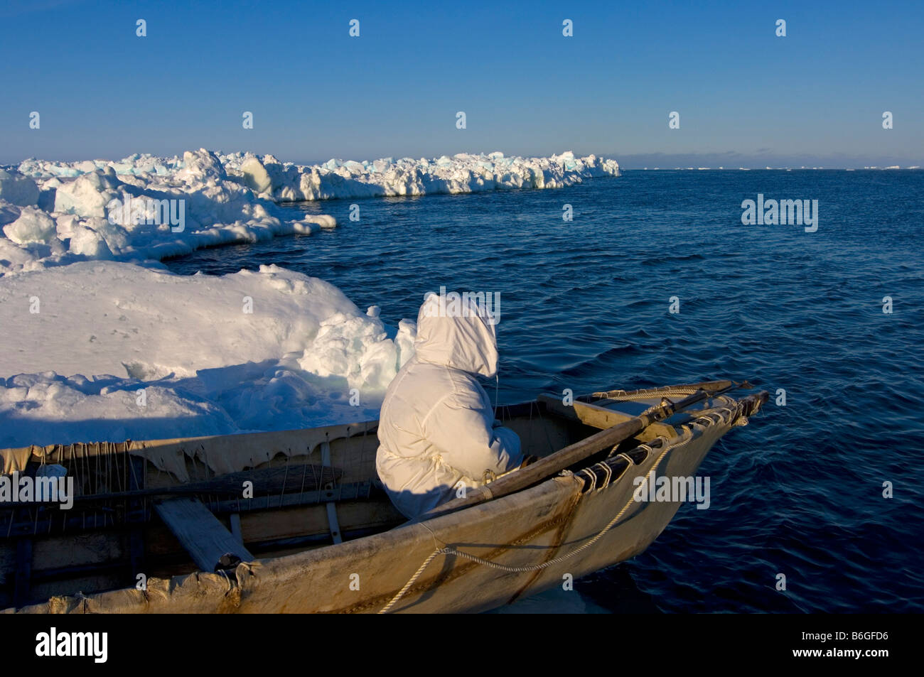 Umiak hunter hi-res stock photography and images - Alamy
