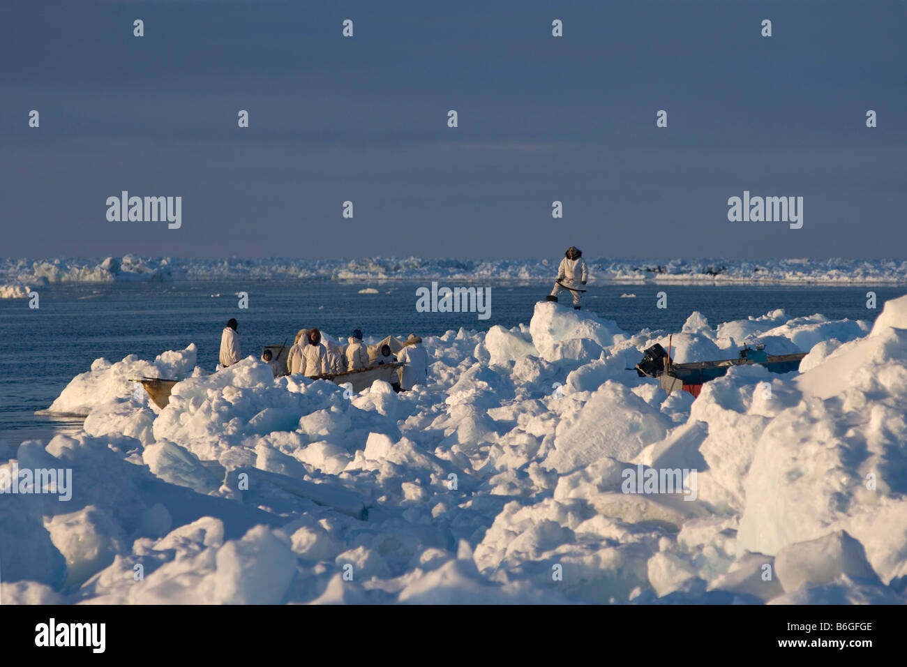 Umiak hunter hi-res stock photography and images - Alamy