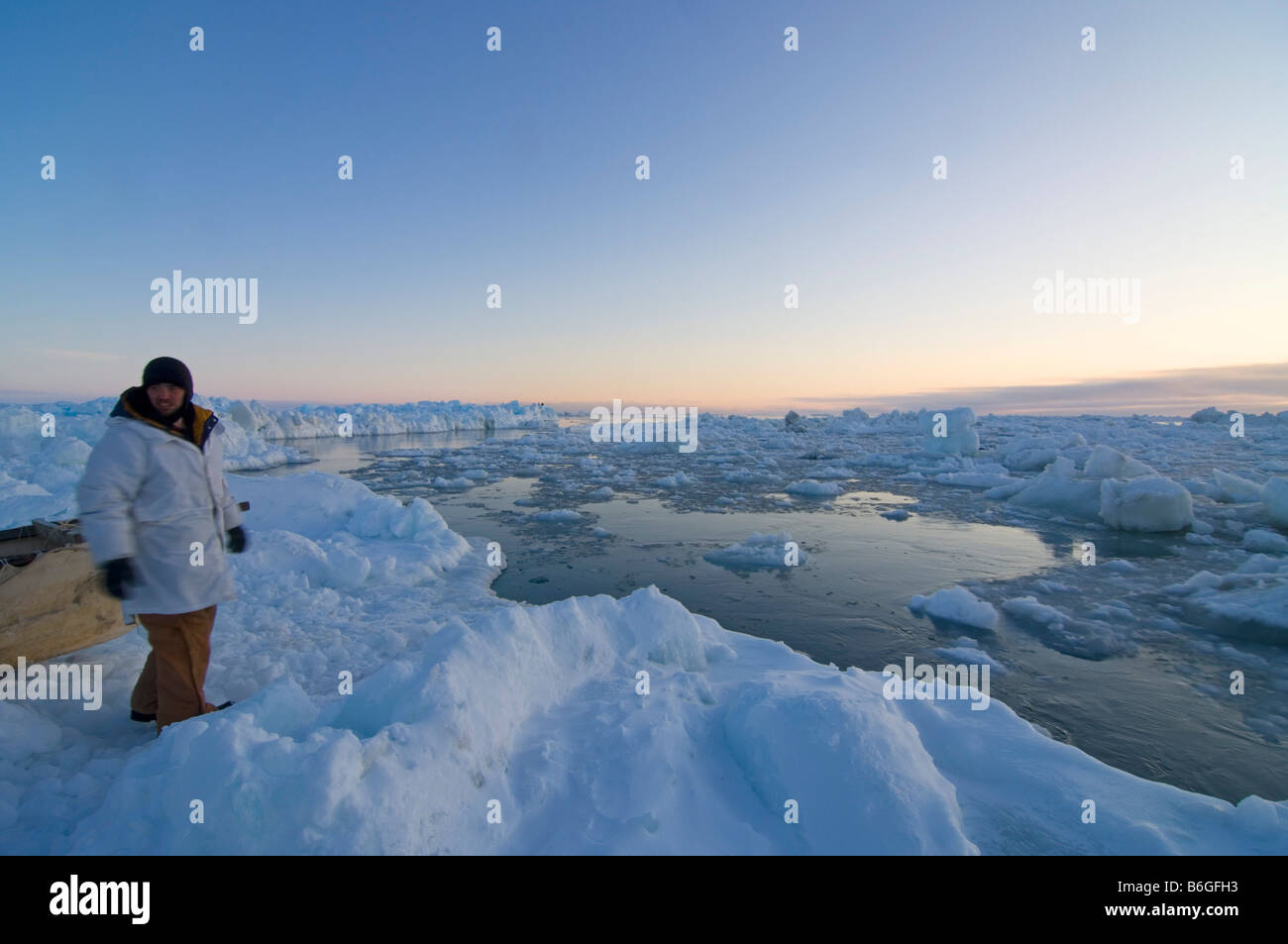 Umiak whaler hi-res stock photography and images - Alamy
