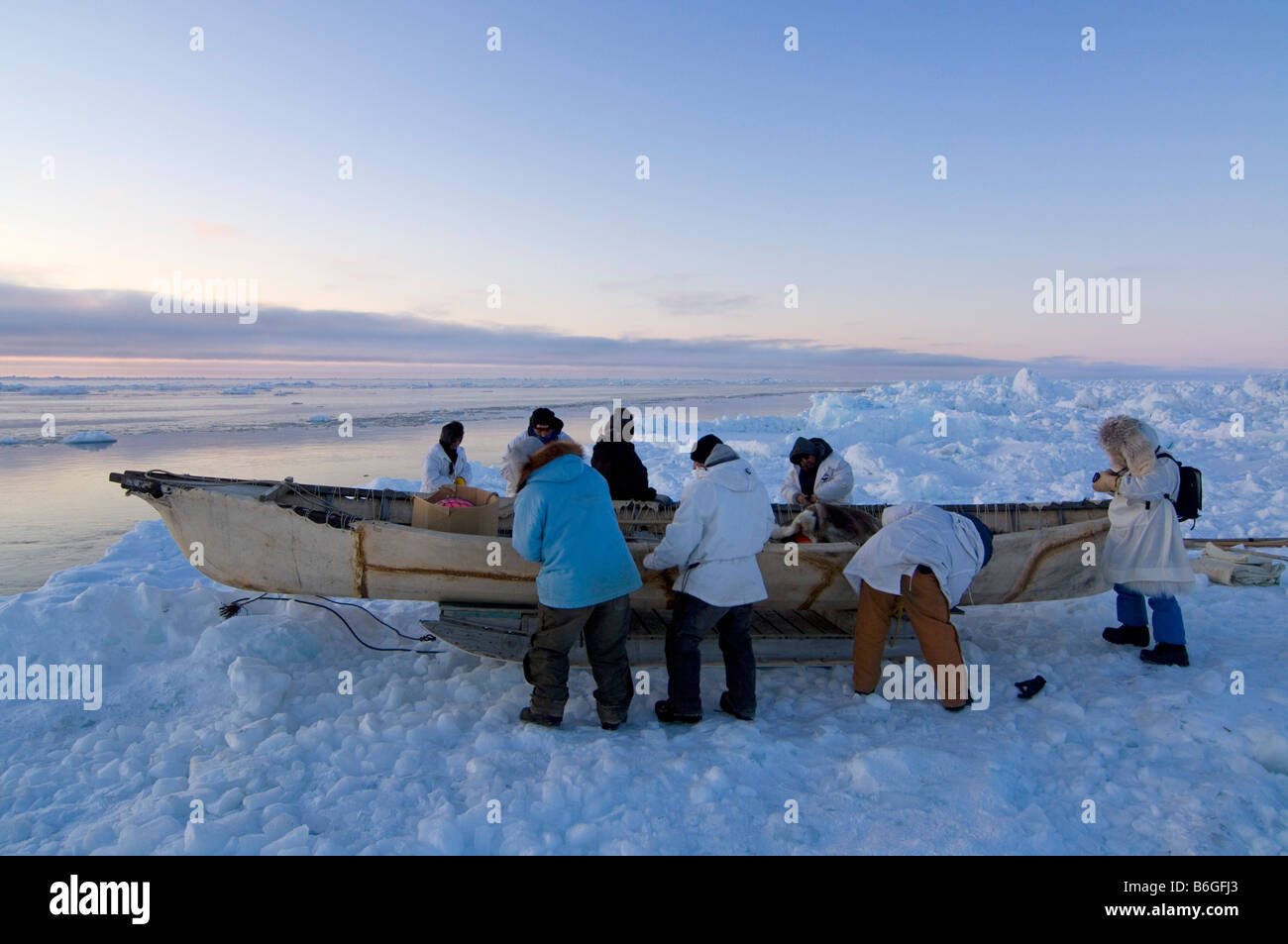 Umiak hunter hi-res stock photography and images - Alamy