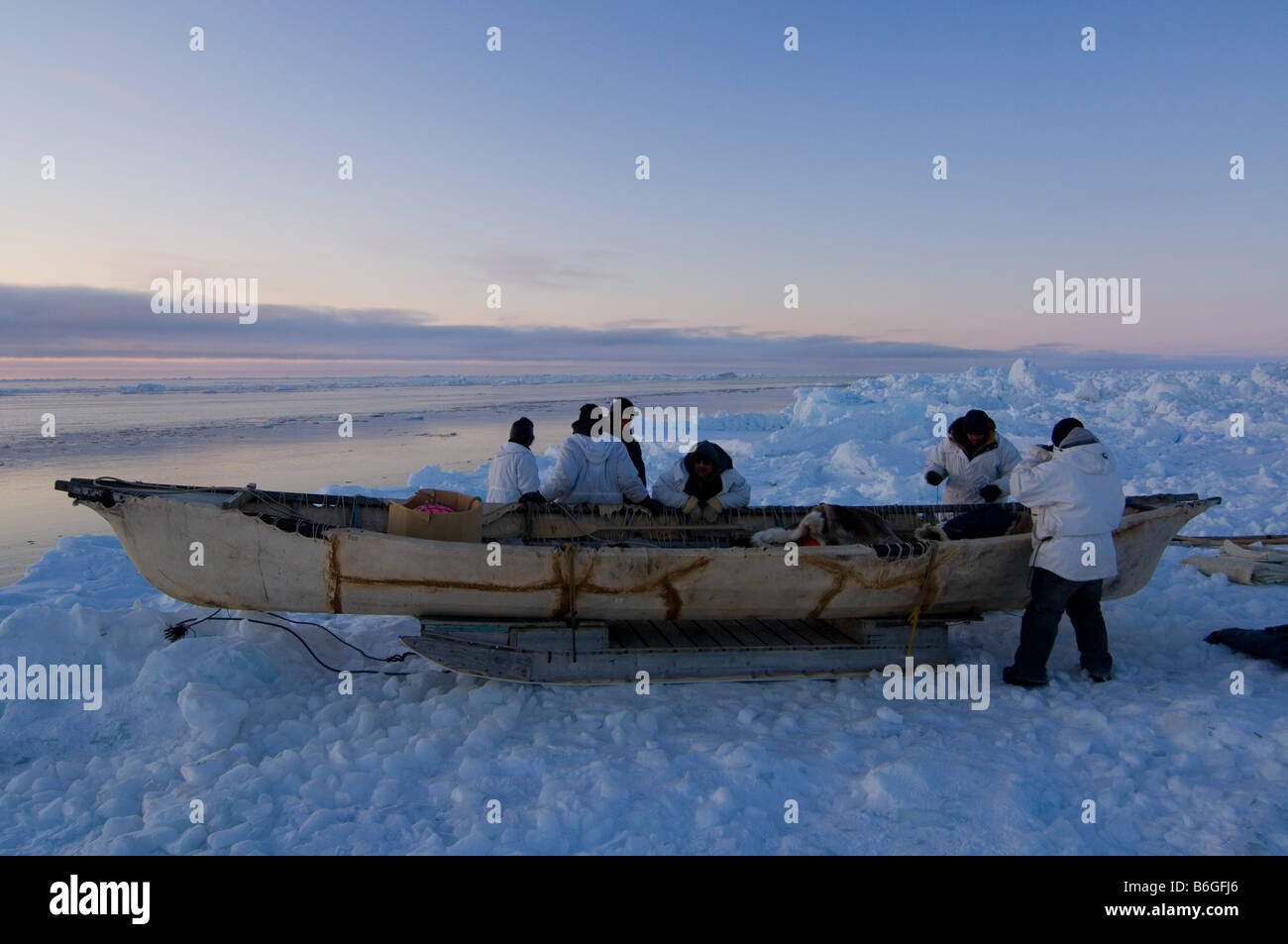 Umiak hunter hi-res stock photography and images - Alamy