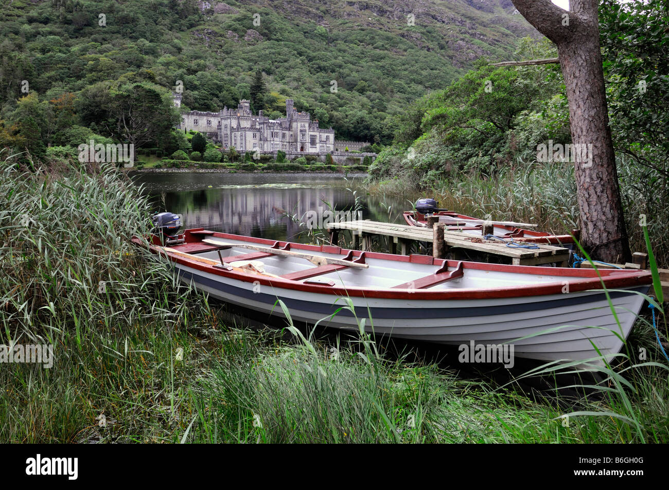 Kylemore abbey and kylemore lake hi-res stock photography and images ...