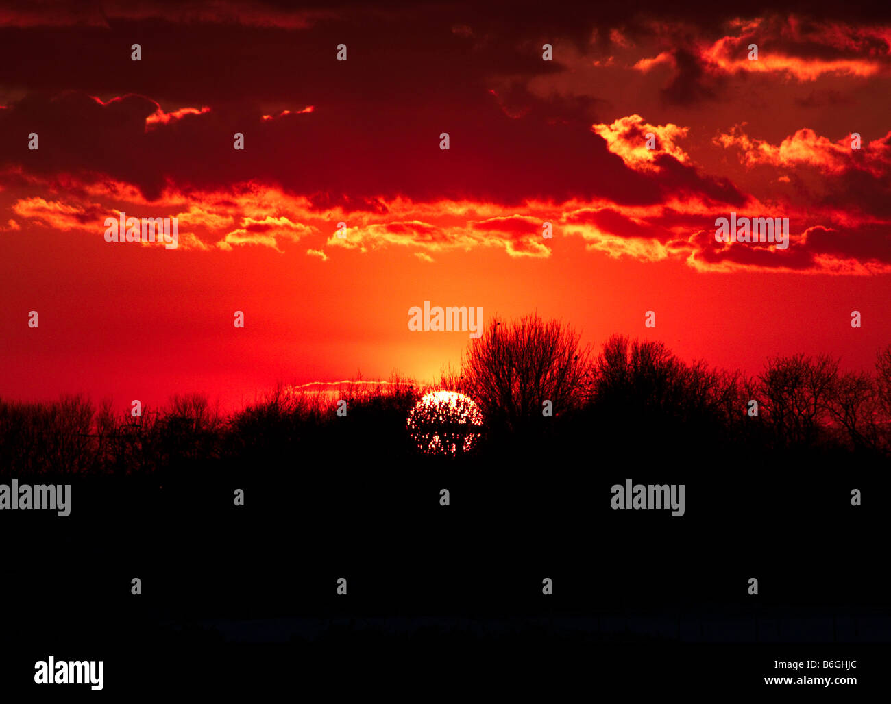 Sun setting behind silhouettes hi-res stock photography and images - Alamy