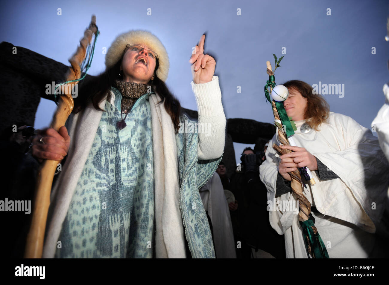 DRUIDS CELEBRATE AS THE SUN RISES ON THE WINTER SOLSTICE AT STONEHENGE ...