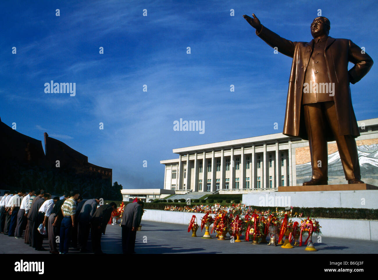 Pyongyang North Korea Bronze Statue Of Kim Ii Sung Stock Photo - Alamy